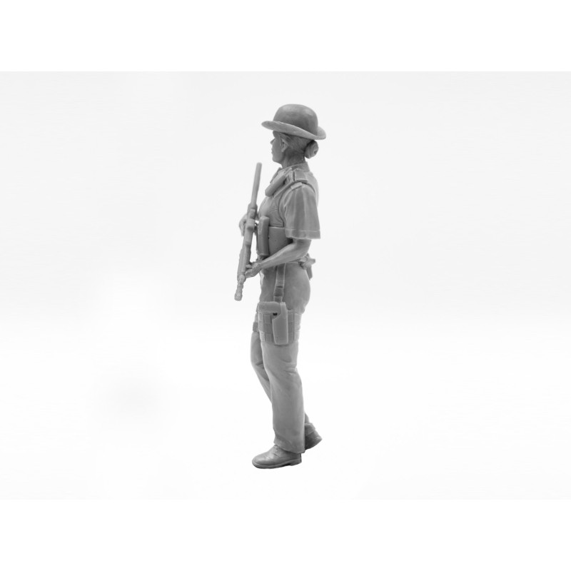ICM16009 - British Police Female Officer 1:16 Figure